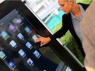 Casual Friday: Larger than Life – Giant iTab und Giga Smartphone | invidis