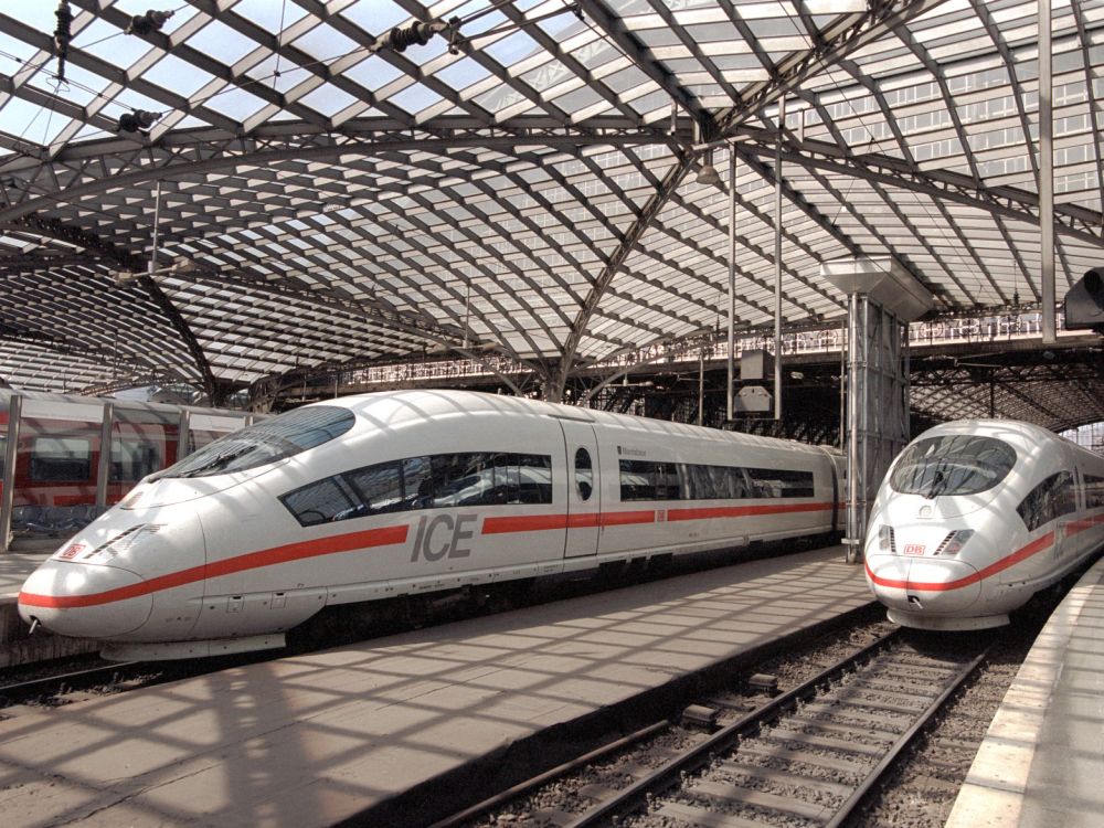 Display-Technologie: Fit für harten Einsatz bei der Bahn – Dry Bonded ...