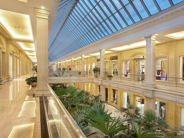 Wegeleitung: Crocus City Mall setzt beim Wayfinding auf Scala | invidis