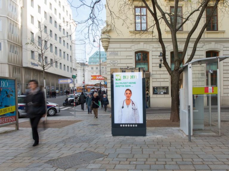 Österreich: Gewista installiert 10 DooH-Stelen mit Defibrilator | invidis