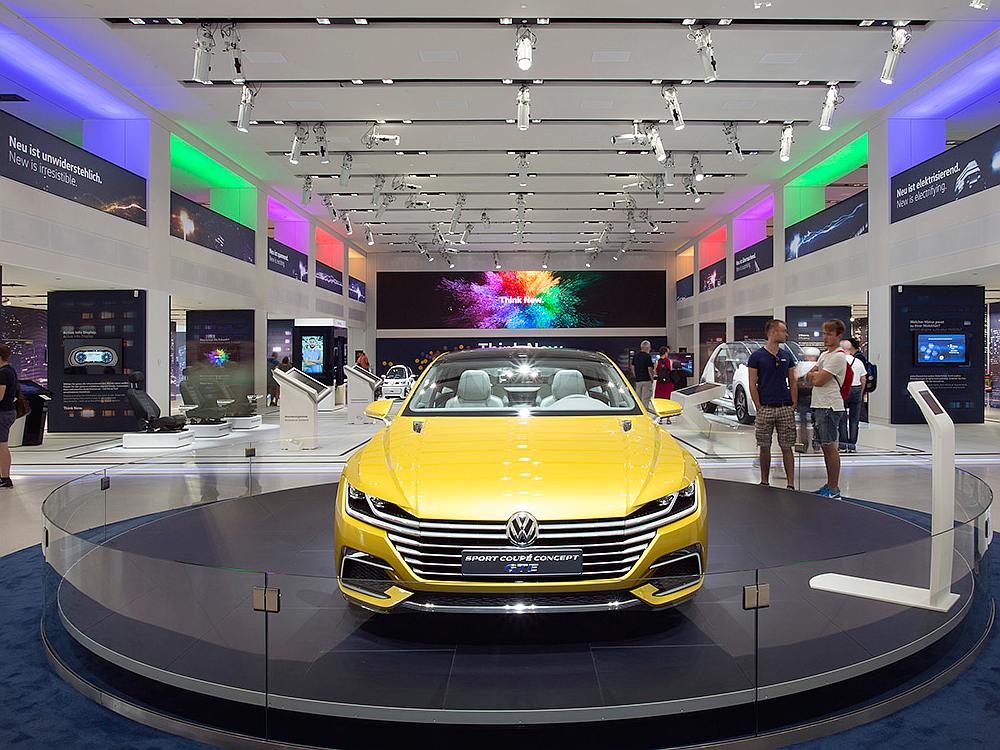 DRIVE. Volkswagen Group Forum: Digital Signage im Berliner Showroom ...