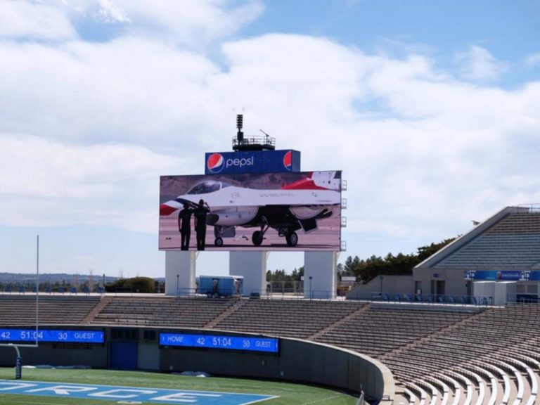 LED Signage und Sports Stadiums: Daktronics and the college and NFL ...