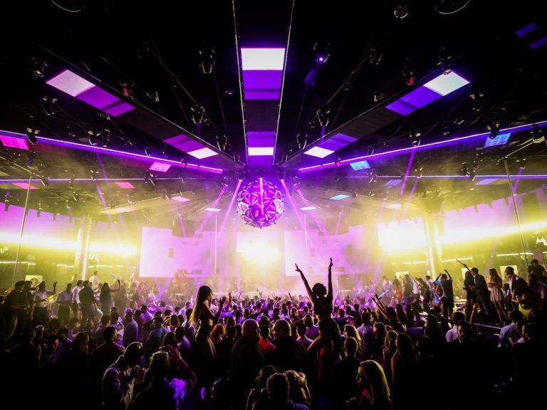 Digital Signage & Hotellerie: Digital Signage im Club – Screens über ...