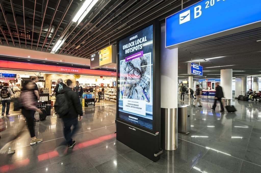 DSS Europe: Absolut Vodka setzt auf dynamische DooH-Kampagne an Airports | invidis