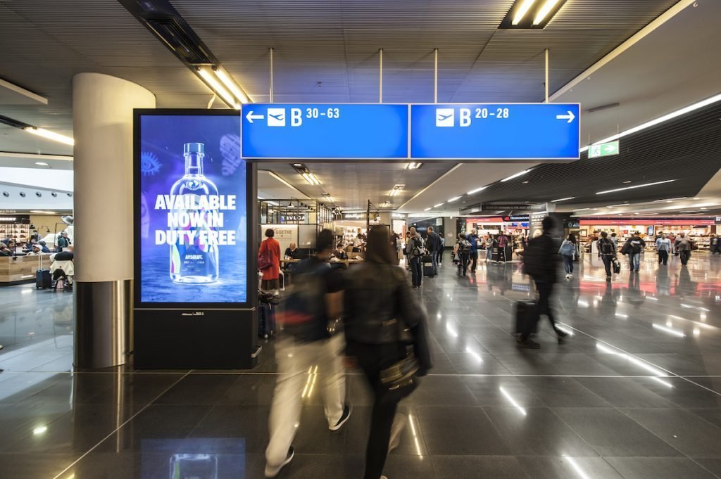 DSS Europe: Absolut Vodka setzt auf dynamische DooH-Kampagne an Airports | invidis
