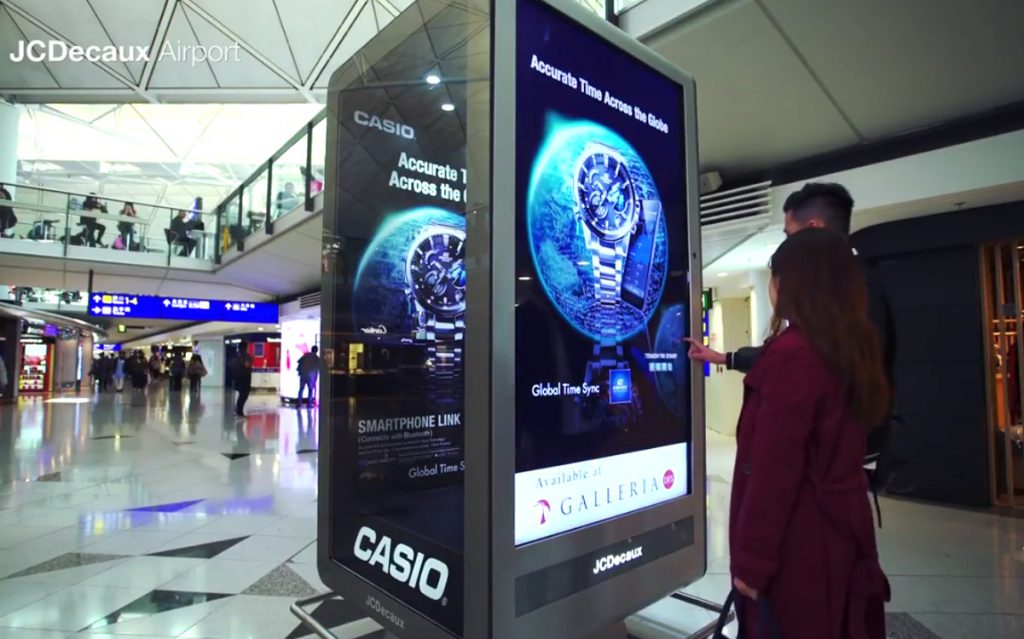 Airport DooH: JCDecaux bringt Interaktivität an die Vitrine | invidis