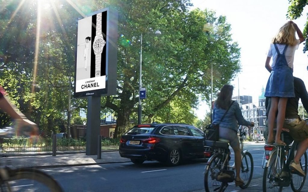 DooH Niederlande: Ein Roadside-Screen im Portrait-Format | invidis