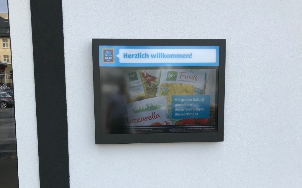 Digital Signage: Herausforderung Outdoor Displays – Wo es bei Aldi & Co ...