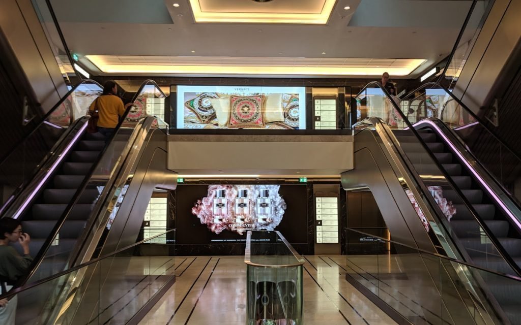 Digital Signage & Handel: Harrods nutzt digitale Flächen am richtigen ...