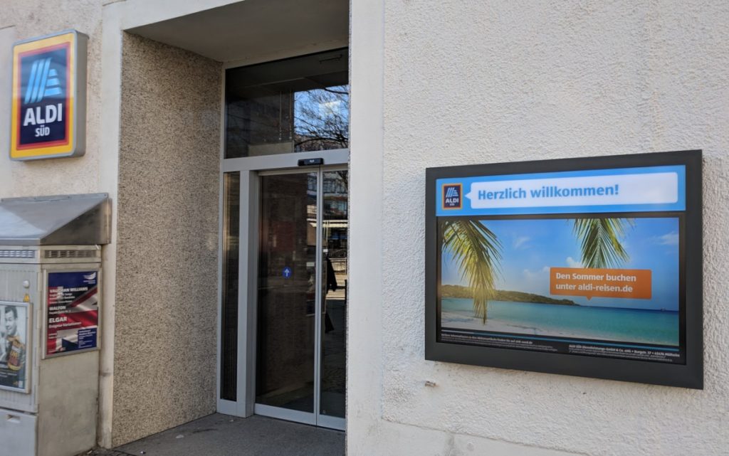 Outdoor-Display: Aldi Süd brilliert mit Outdoor-Display | invidis