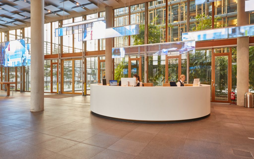 Corporate: Transparente LED im Lufthansa Aviation Center | invidis