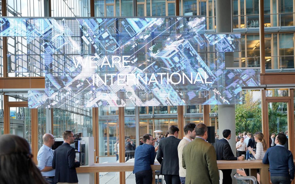 Corporate: Transparente LED im Lufthansa Aviation Center | invidis
