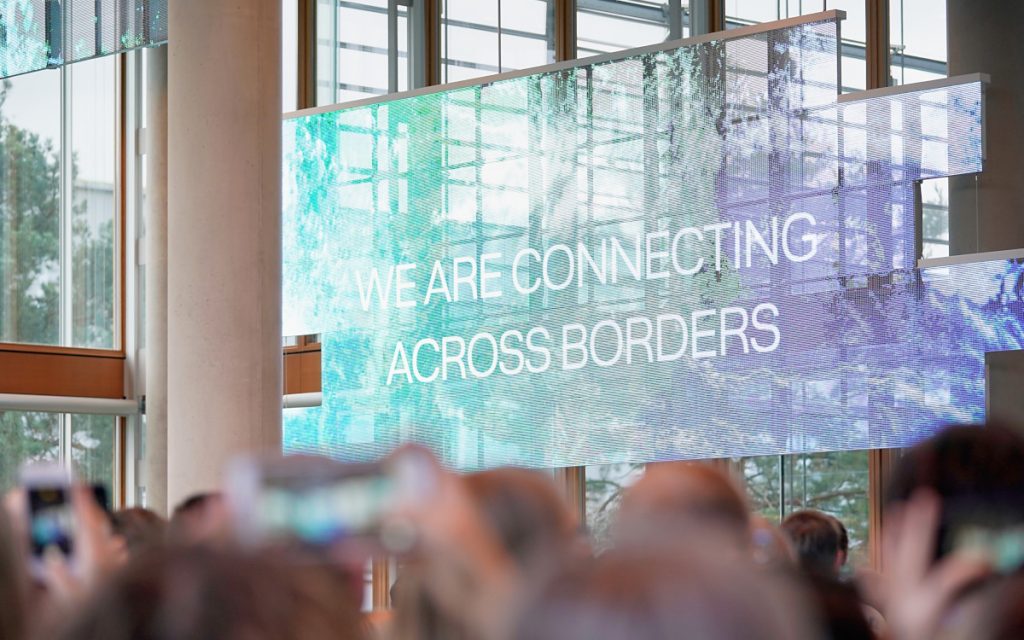 Corporate: Transparente LED im Lufthansa Aviation Center | invidis