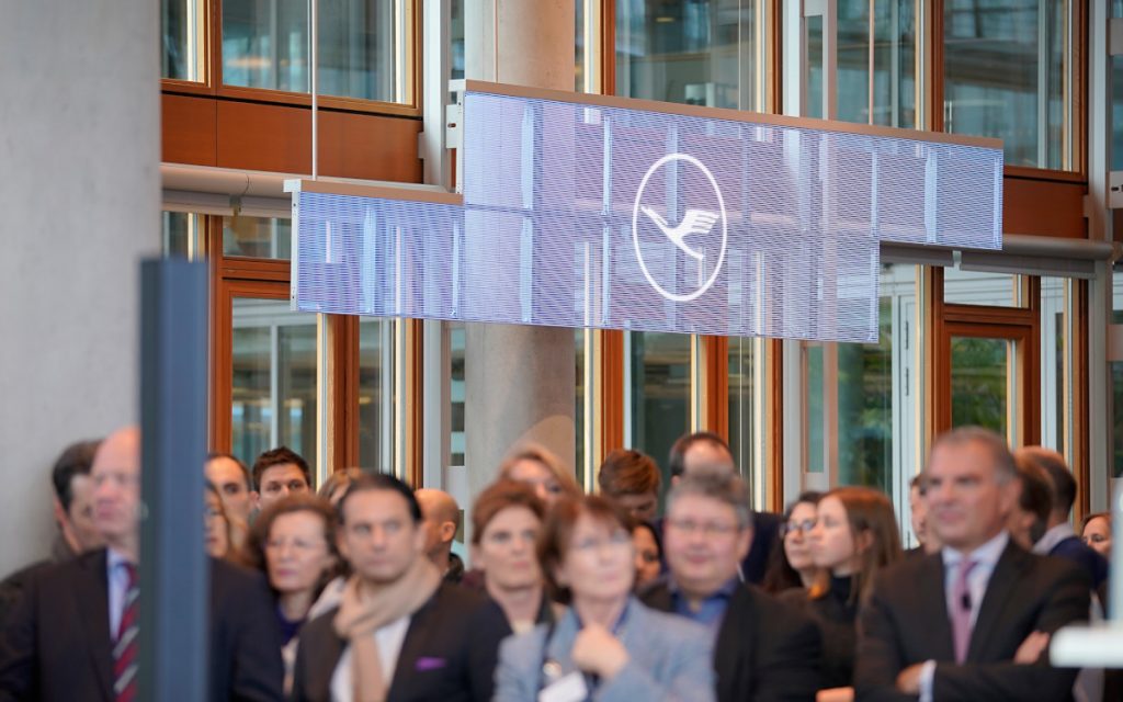 Corporate: Transparente LED im Lufthansa Aviation Center | invidis