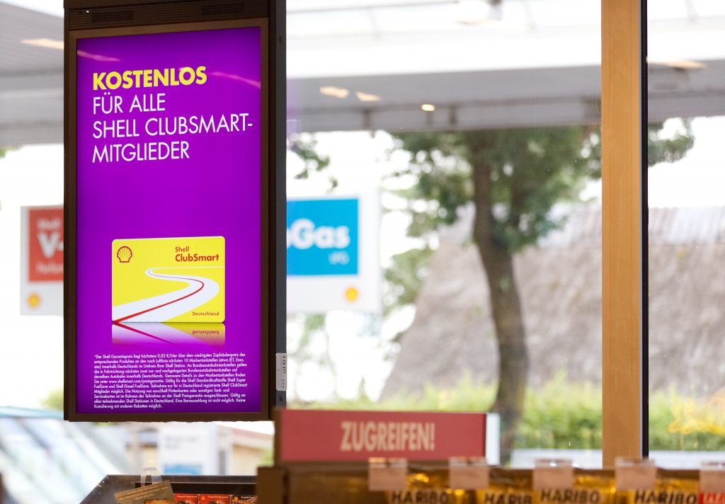 Tankstellen Outdoor-Screens: 1.000 neue DooH-Outdoorstelen bei Shell | invidis