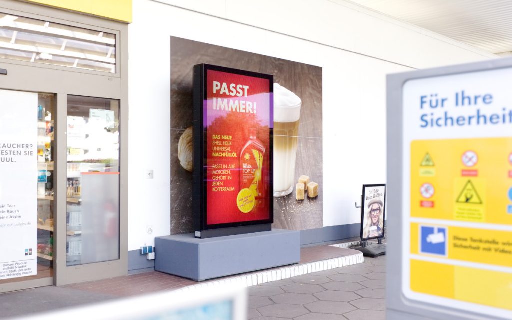 Tankstellen Outdoor-Screens: 1.000 neue DooH-Outdoorstelen bei Shell | invidis