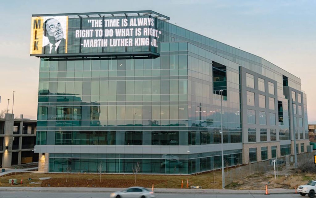 LED: Daktronics installiert semitransparenten Outdoor-Screen | invidis