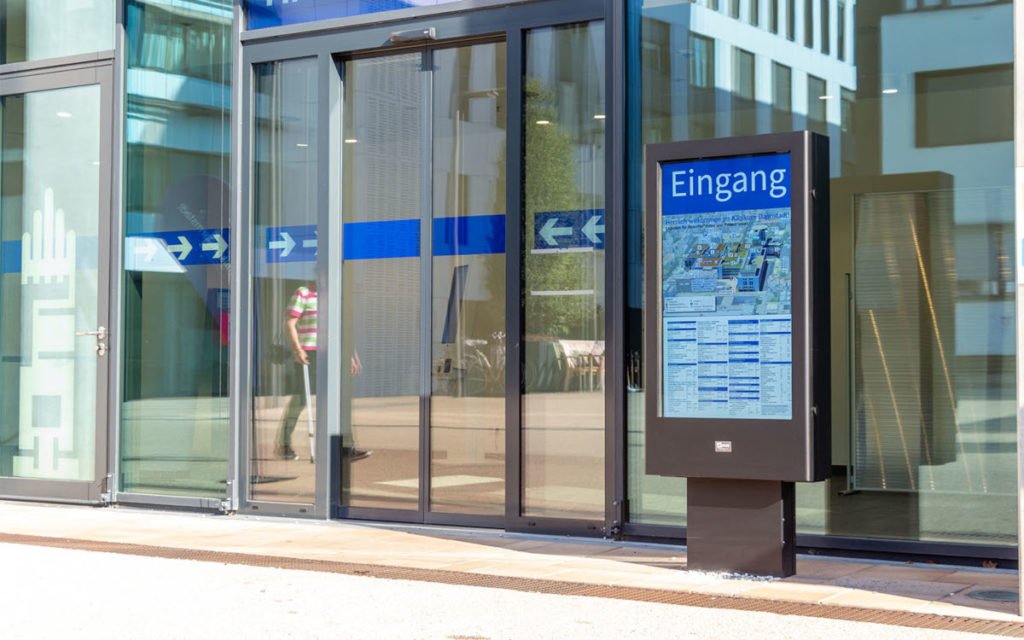 Darmstadt: Displays für den Klinik-Eingang | invidis