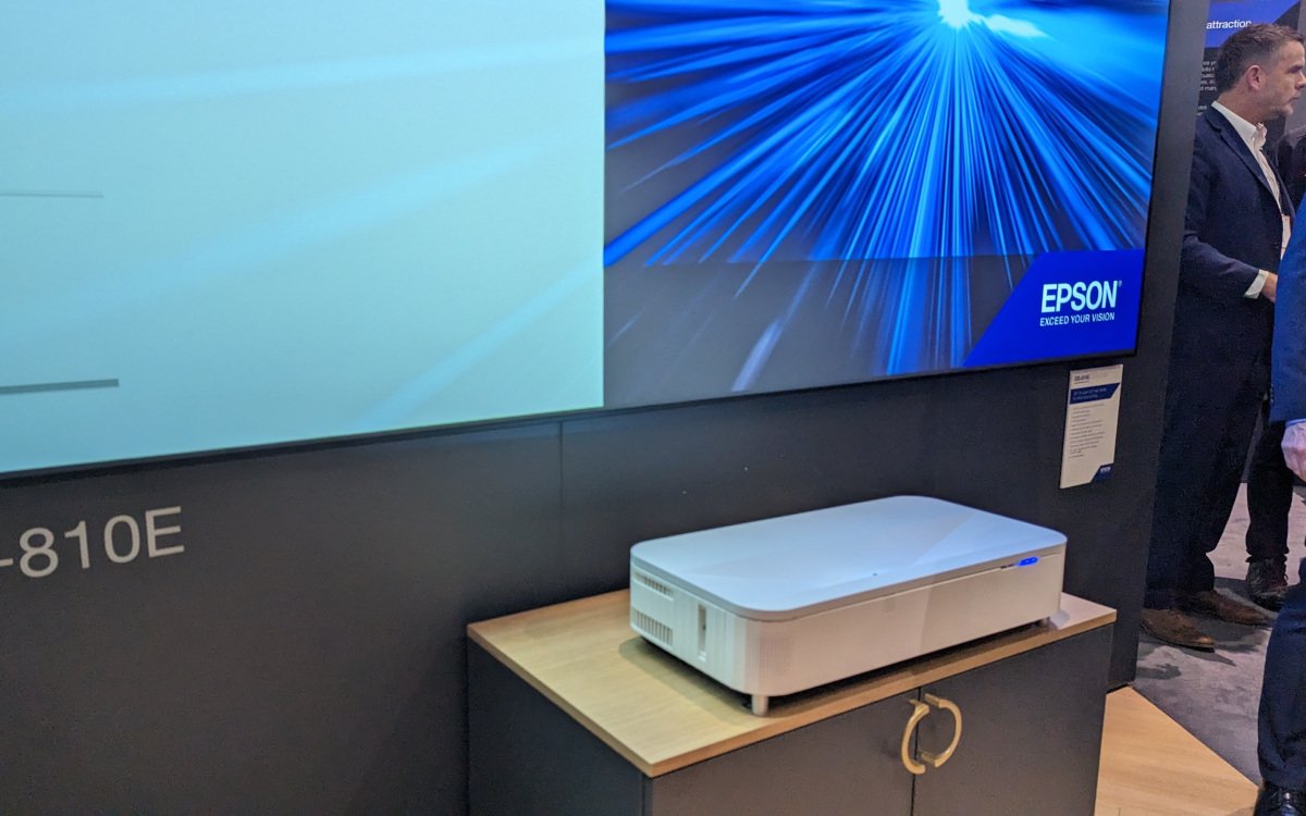 ISE 2023: Epson stellt EB-PQ2000-Projektoren vor | invidis