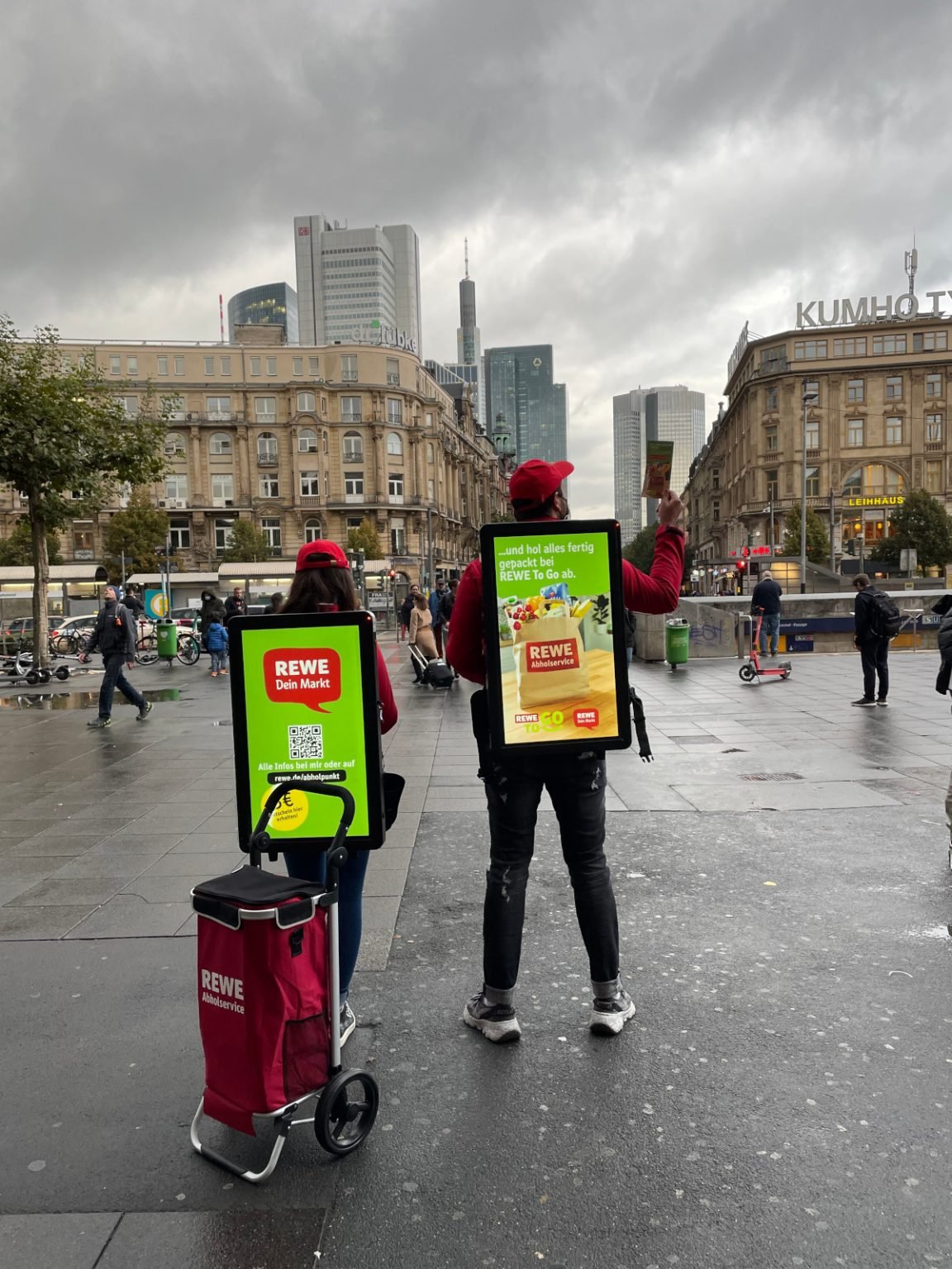 Walking Screens: DooH geht spazieren | invidis