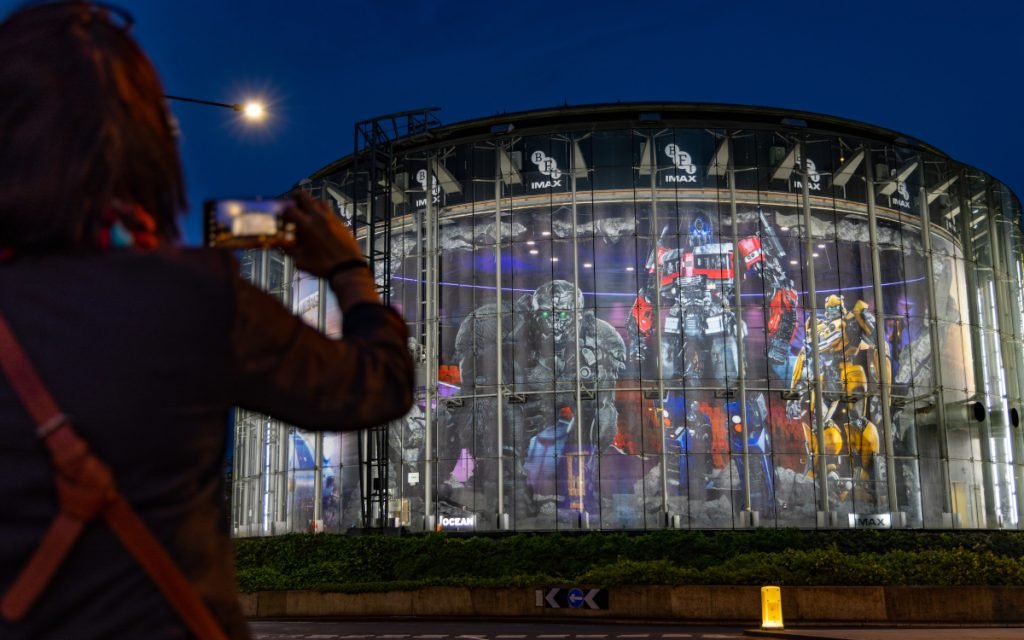 OoH: Transformers Mega-Wallpaper in London | invidis