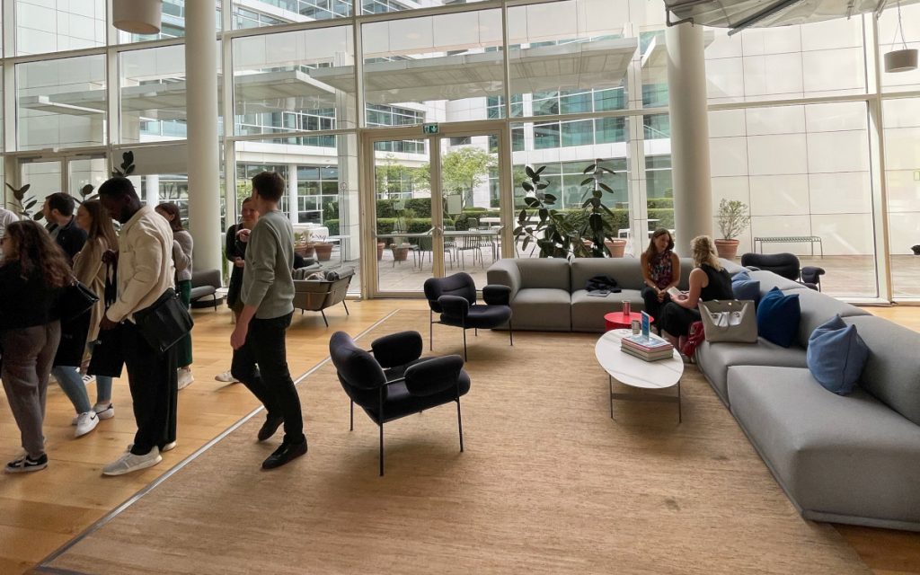 DooH-Roadshow: Mit Framen durch München | invidis