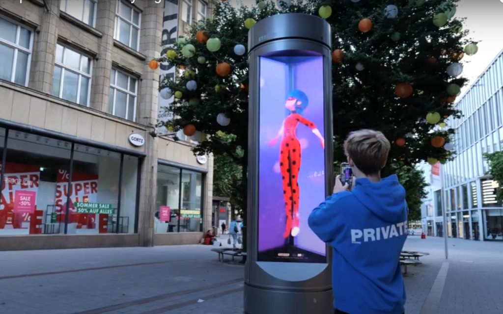 DooH: Wirbelnde Videokampagne mit 3D-Effekt | invidis