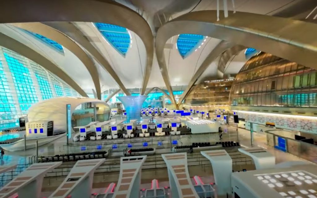 Abu Dhabi Terminal A: Screens wie die Dünen Arabiens | invidis
