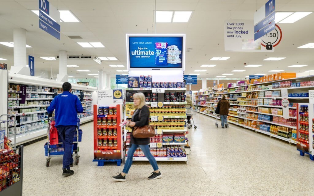 1.200 neue Screens: Tesco stärkt Retail-Media-Netz | invidis