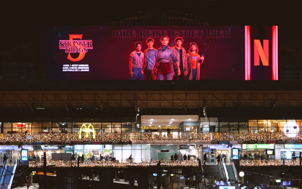 Netflix im Hbf Hamburg: Großer Screen mit Stranger Things